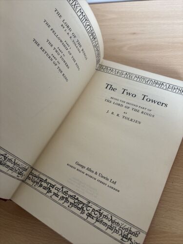 TCG - RARE THE TWO TOWERS - FIRST EDITION 1st/3rd Impression - 1955 - J ...